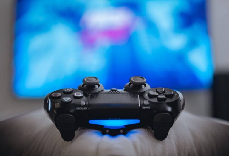 Why Your PS4 DualShock Controller Flashes White, Blue, Red, and Orange